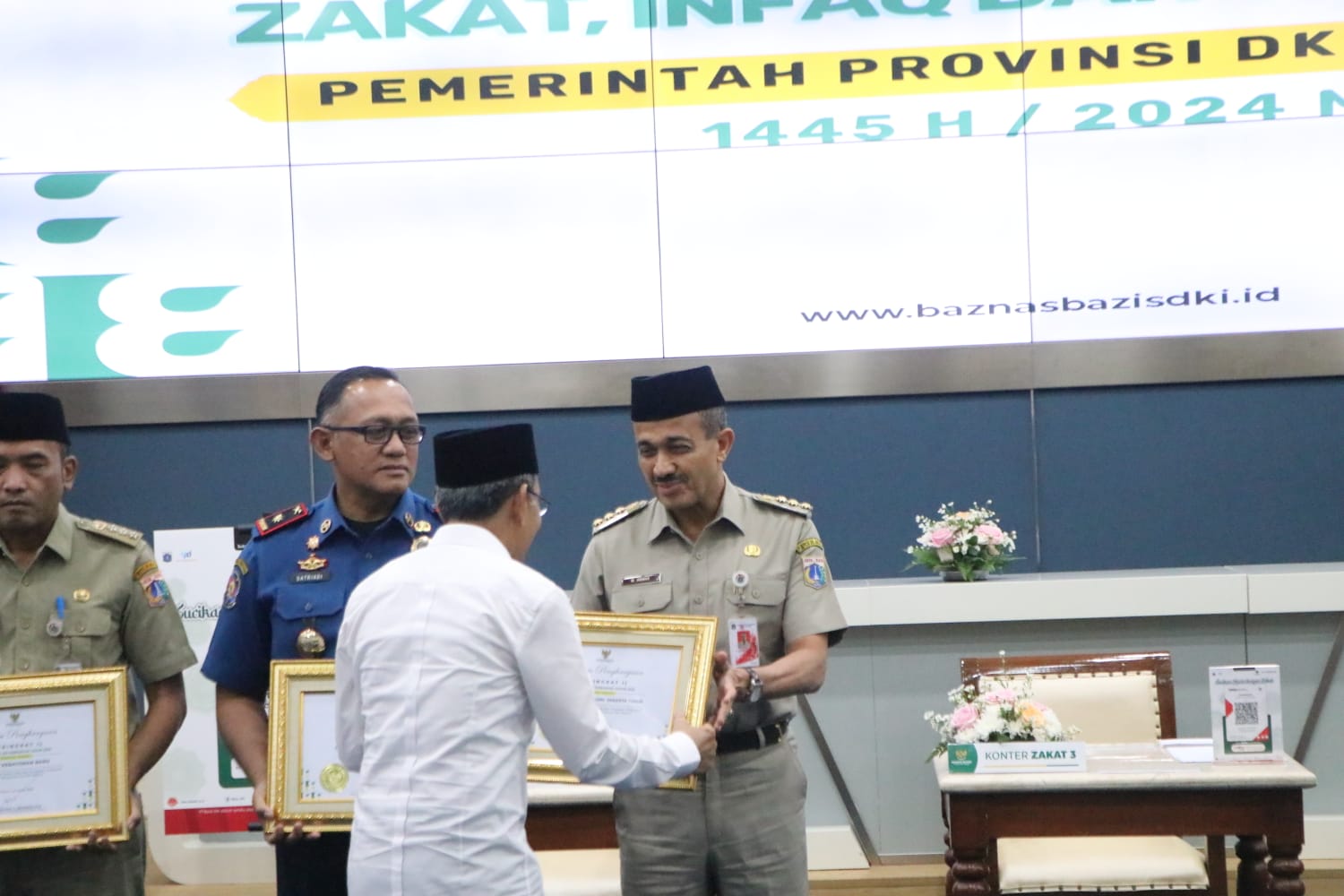 Penjabat Gubernur Heru Budi Tunaikan Zakat melalui Baznas Bazis DKI, Jaktim Raih ZIS Terbanyak ...